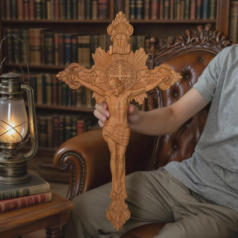 Cruz Exorcista de São Bento Esculpida em Madeira